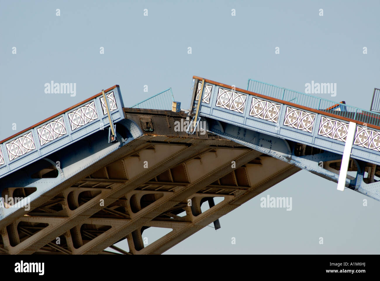 Openable bridge hi-res stock photography and images - Alamy
