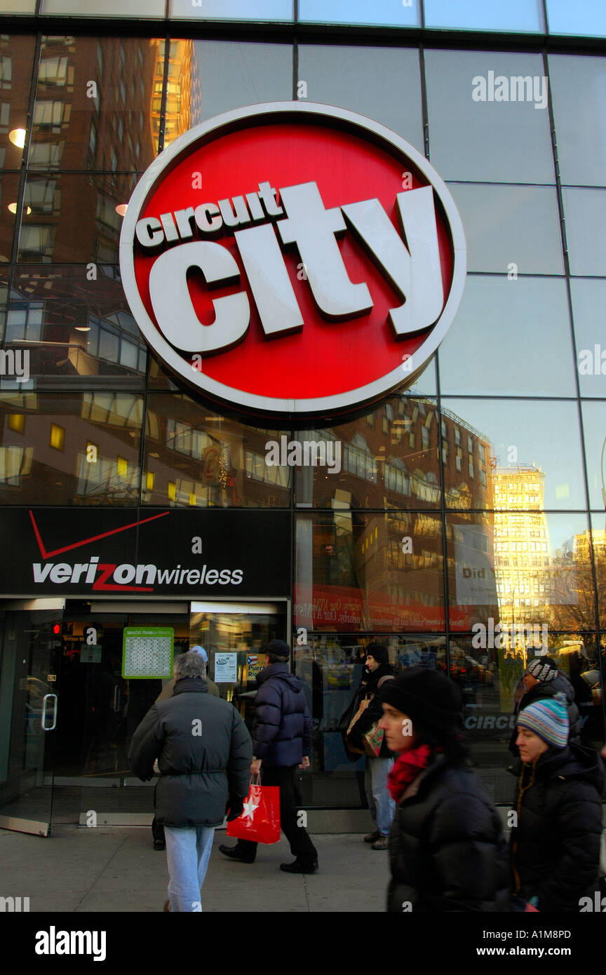 Christmas shoppers pass a Circuit City Electronics store in New York ...