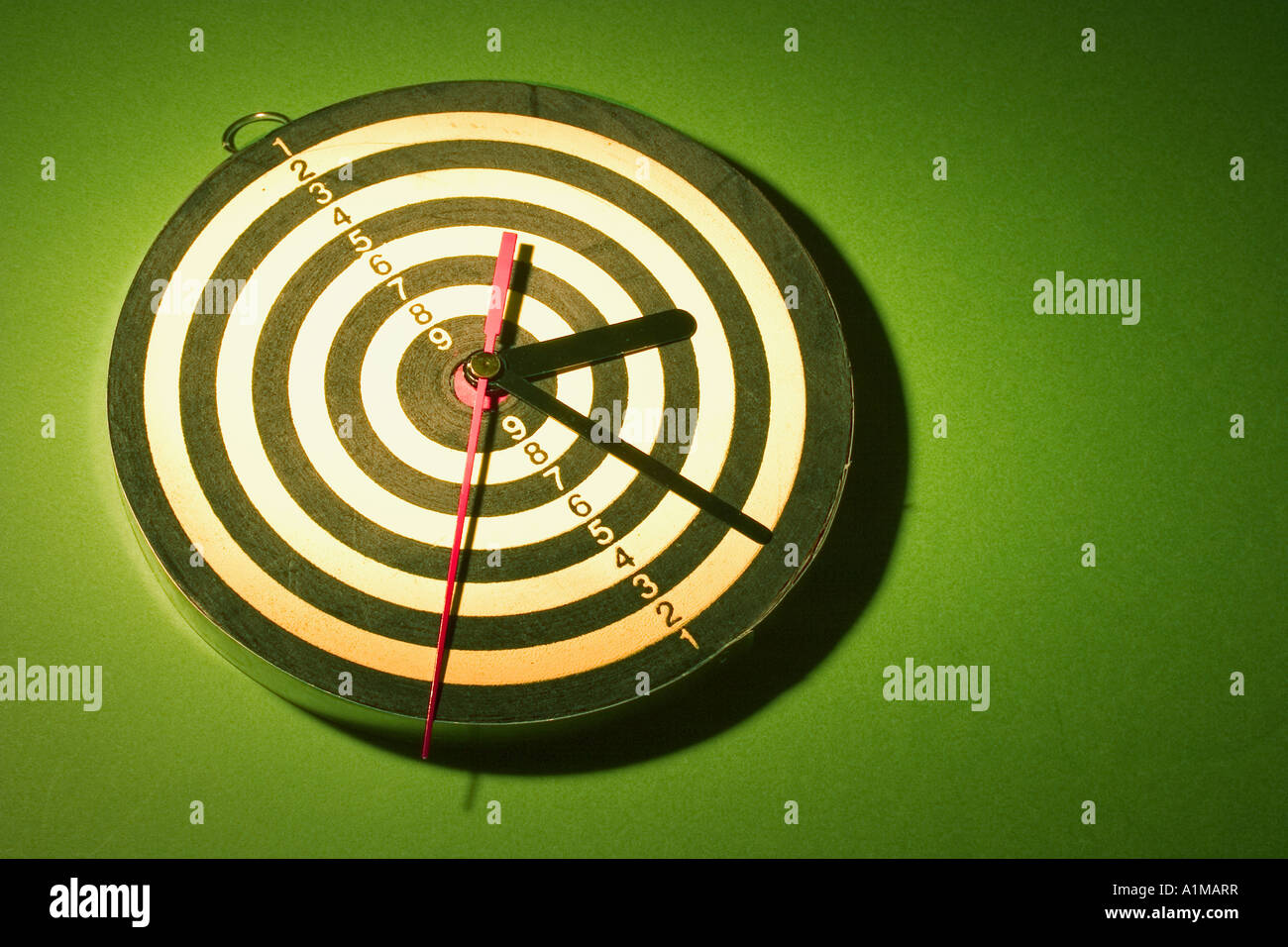 Dart board and clock hi-res stock photography and images - Alamy