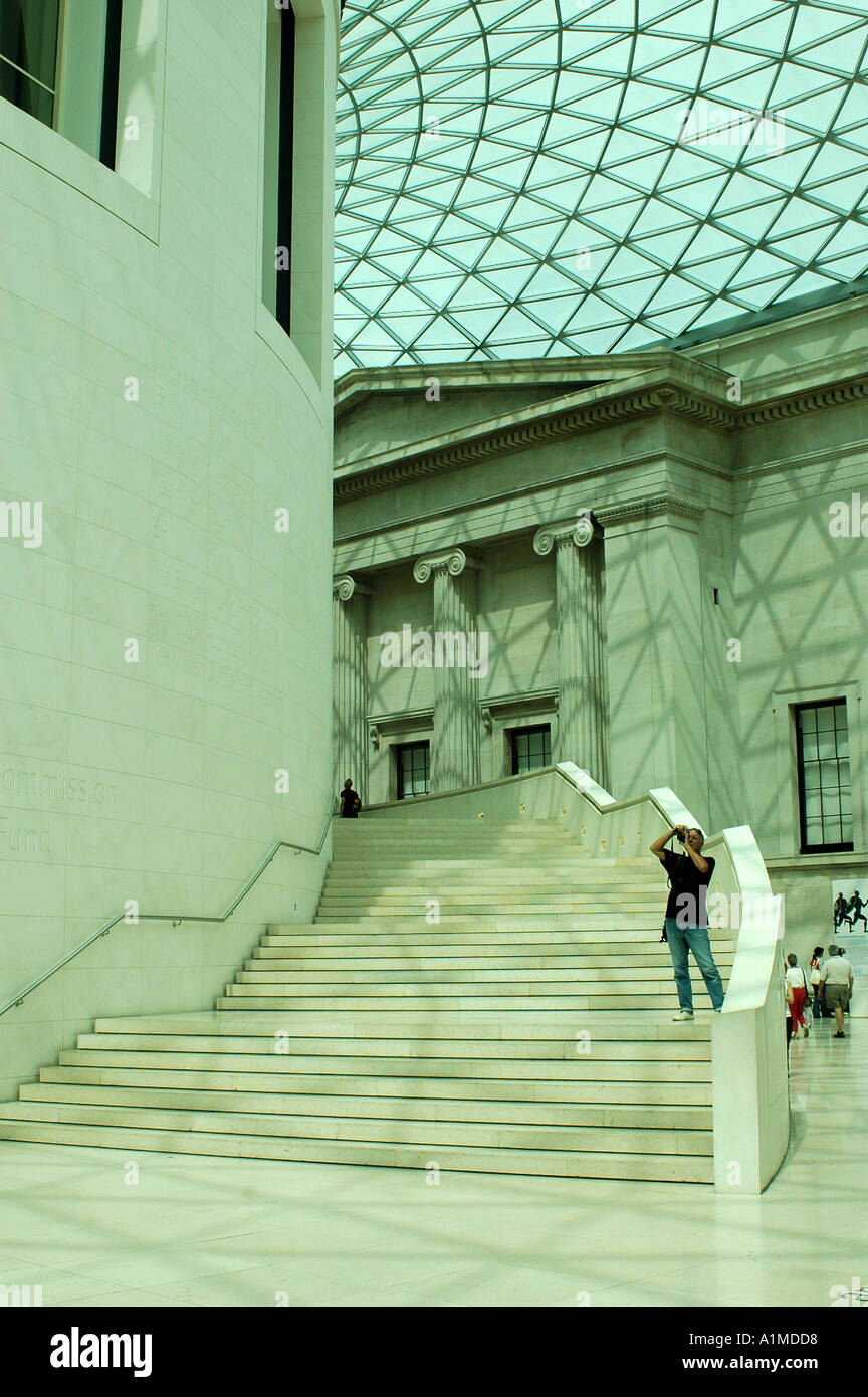 On steps museum hi-res stock photography and images - Alamy