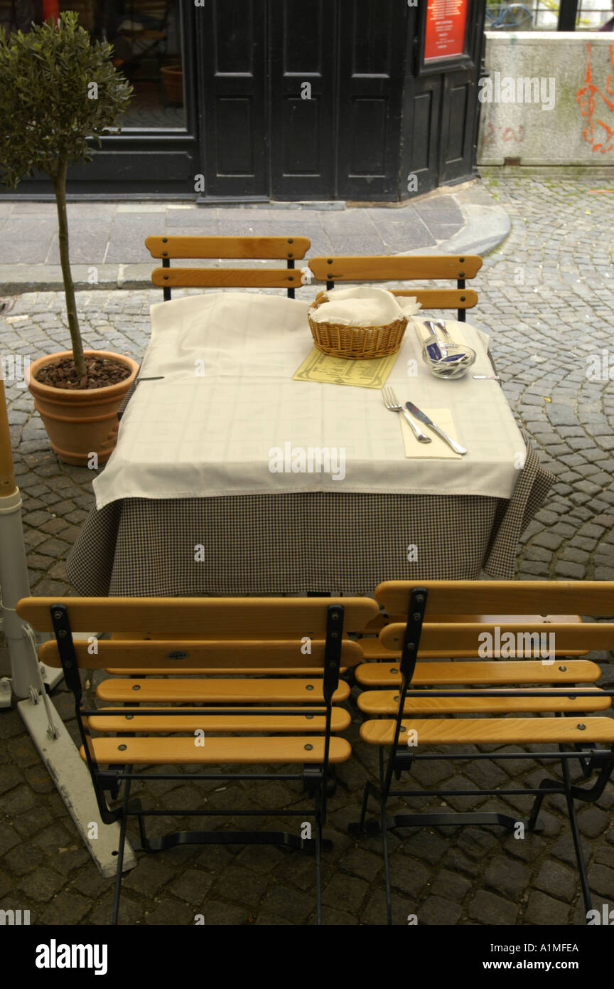 empty table, without guests Stock Photo - Alamy