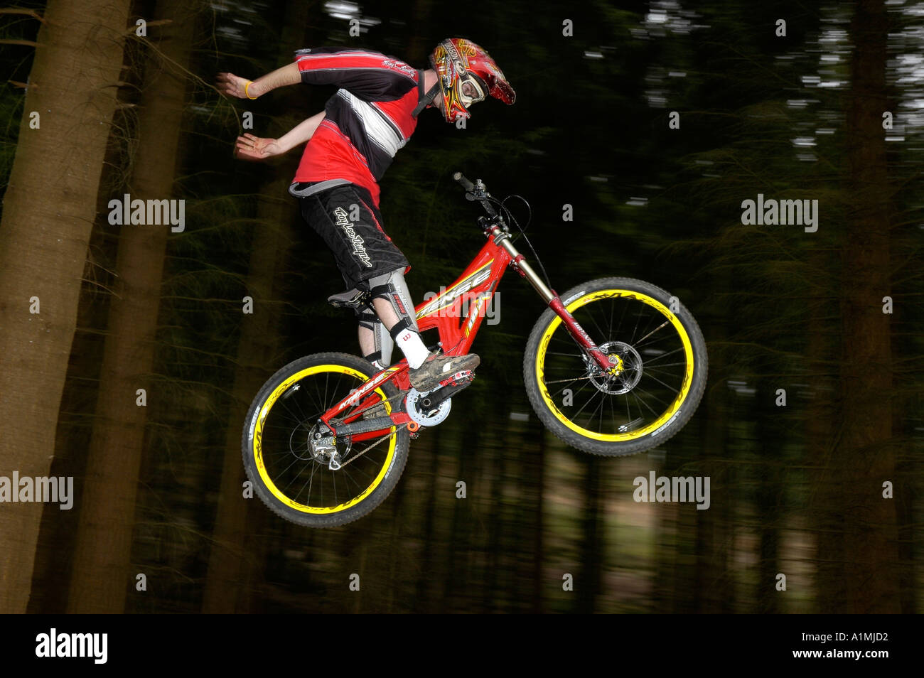Downhill mountain bike racing Stock Photo - Alamy