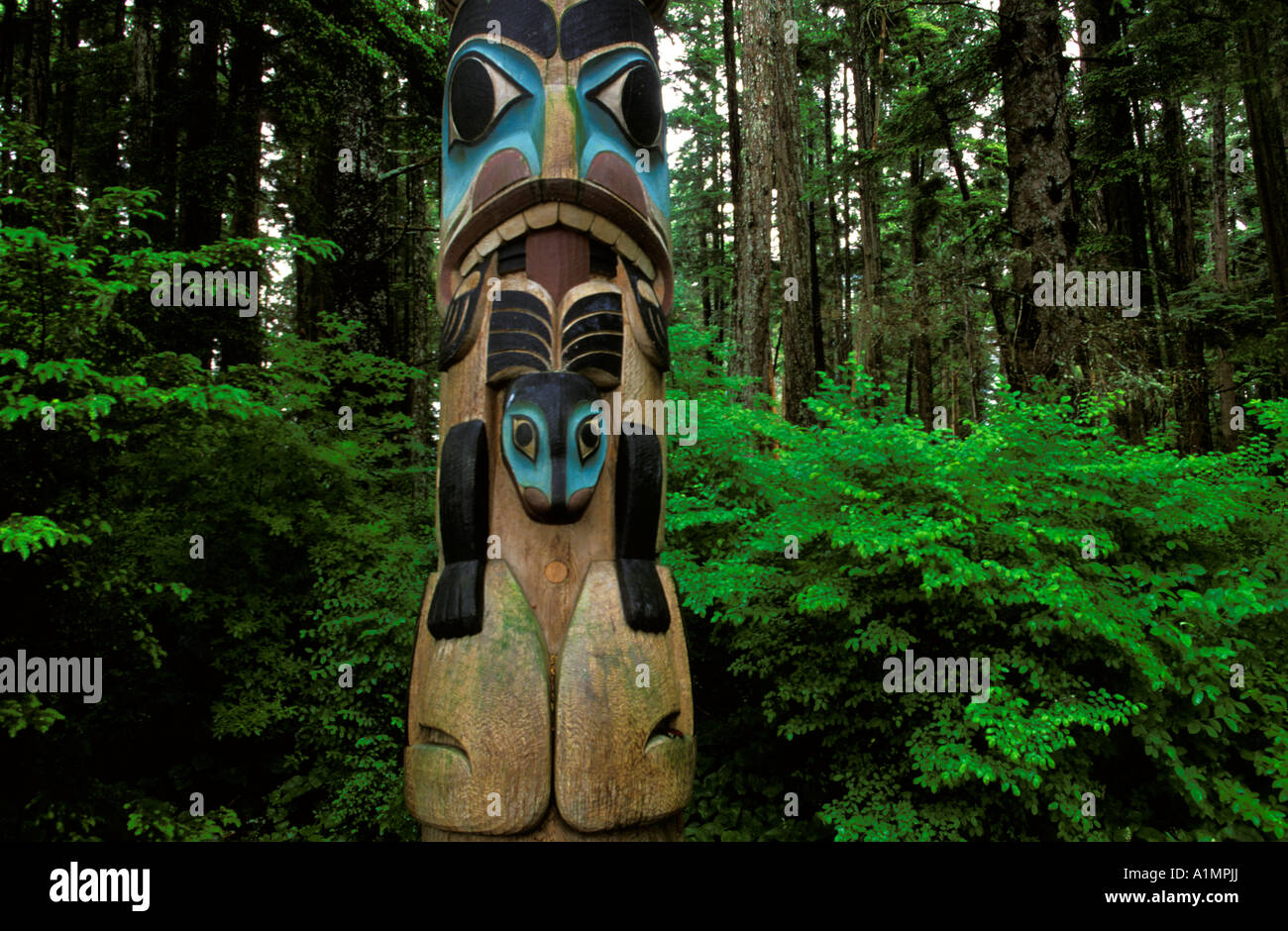 Lower portion of Yaadaas Crest Corner Pole Sitka National Historical ...