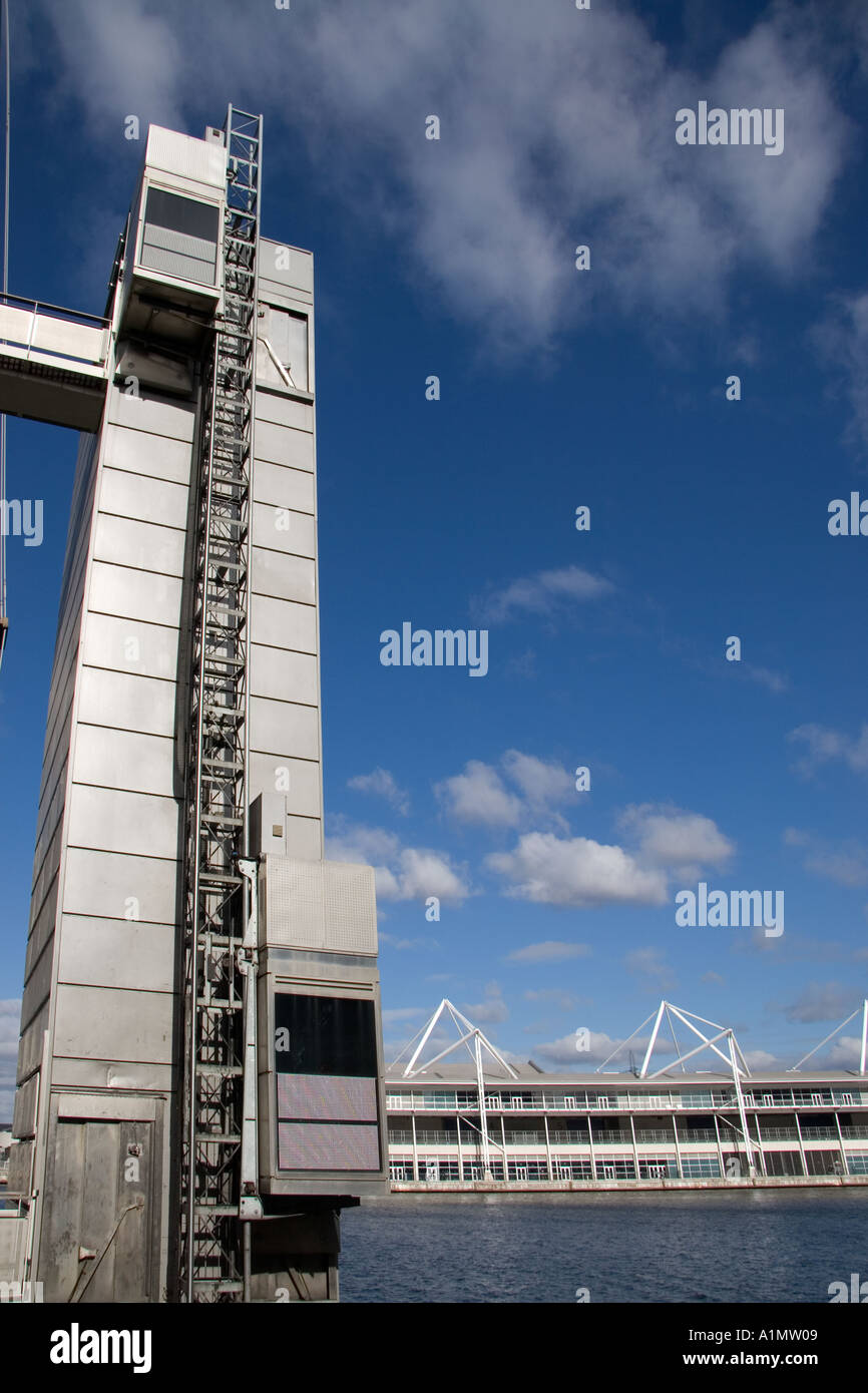 London tower bridge lifts hi-res stock photography and images - Alamy