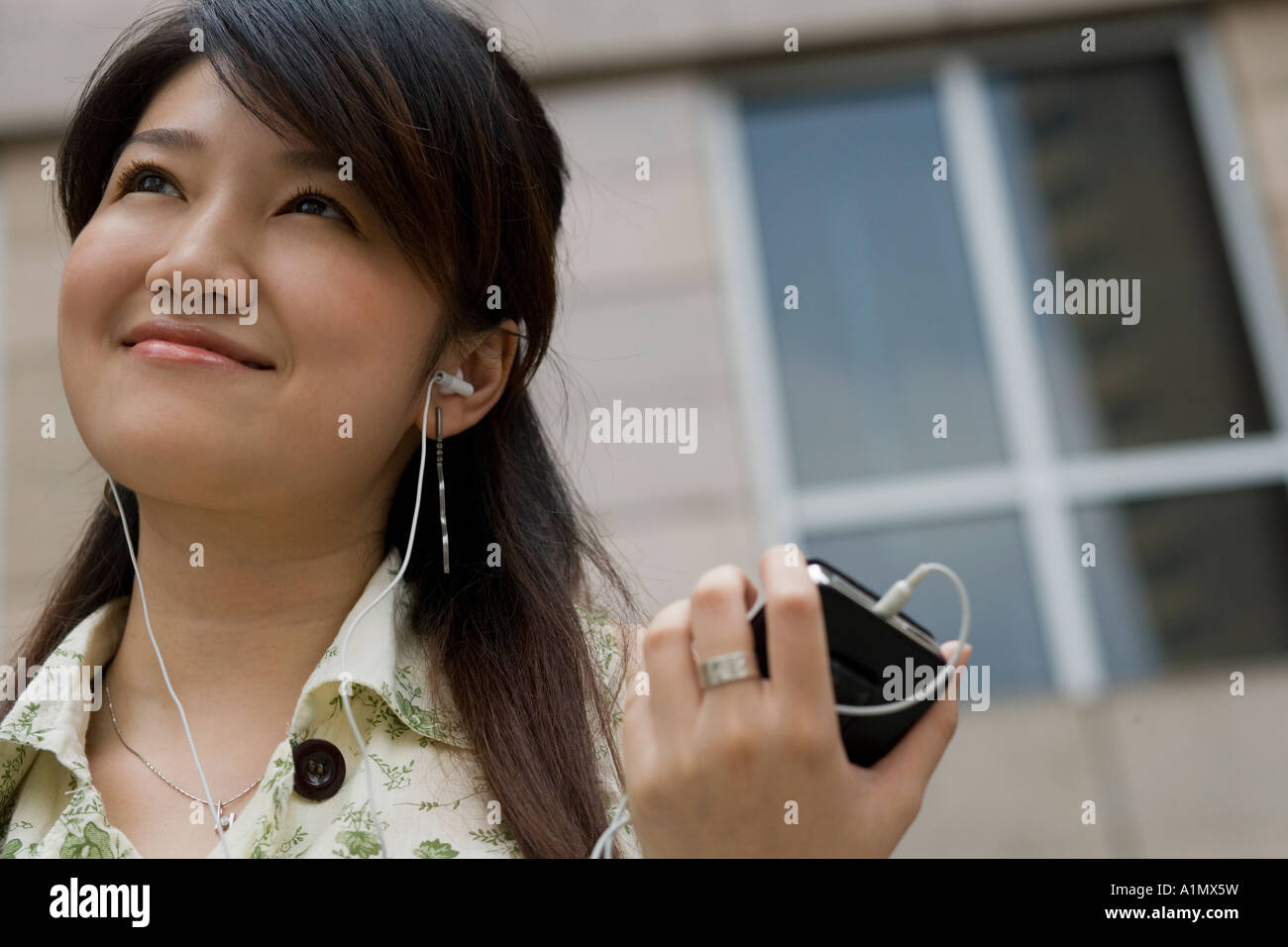 Young woman listening to her mp3 player Stock Photo - Alamy