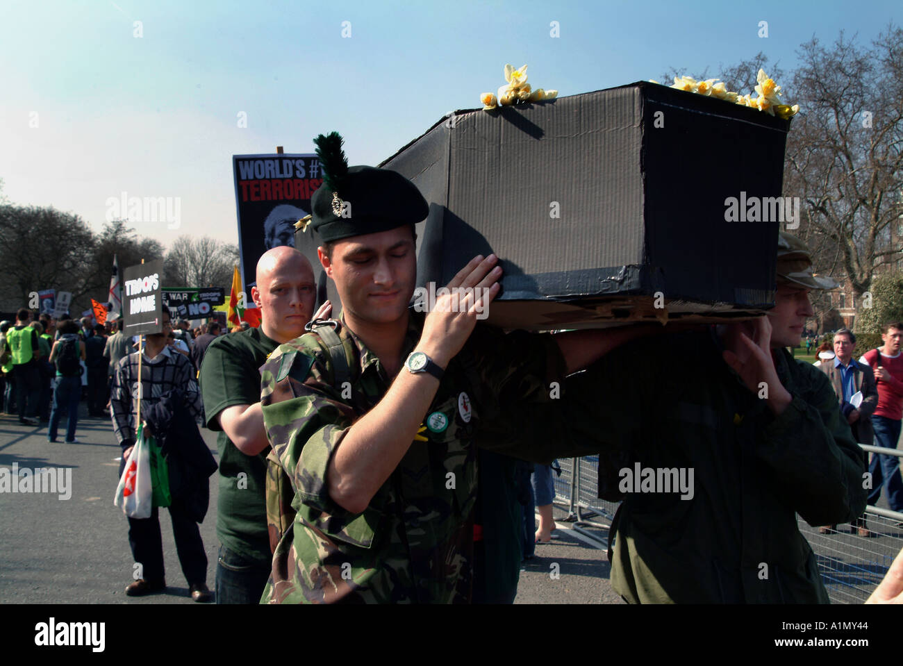 SOLDIER CARRYING THE COFFIN 19 MARCH 2005 Stock Photo - Alamy