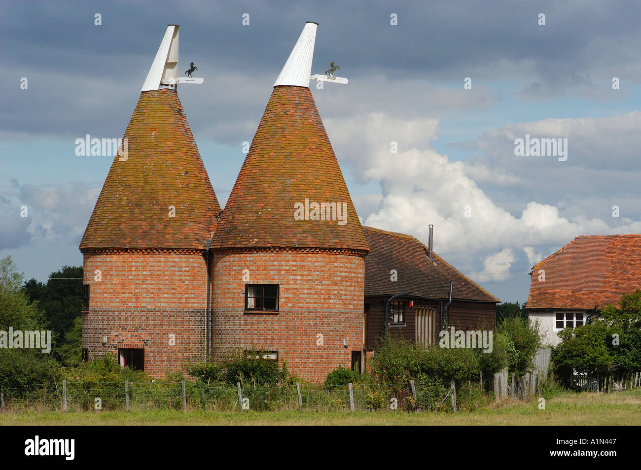 Oasts houses kent hi-res stock photography and images - Alamy