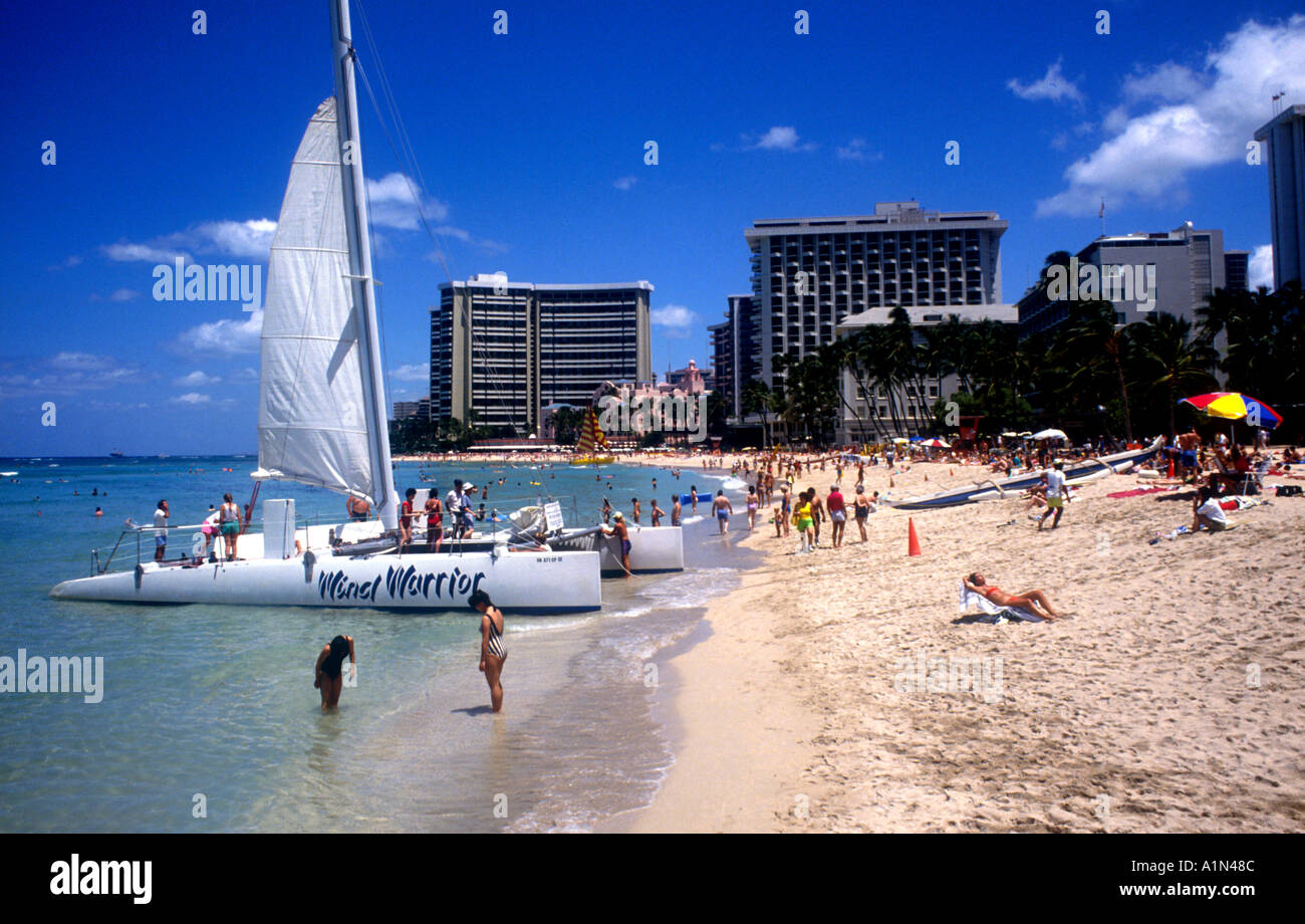 Wakiki Beach Hawaii with hotel on the beach Stock Photo - Alamy