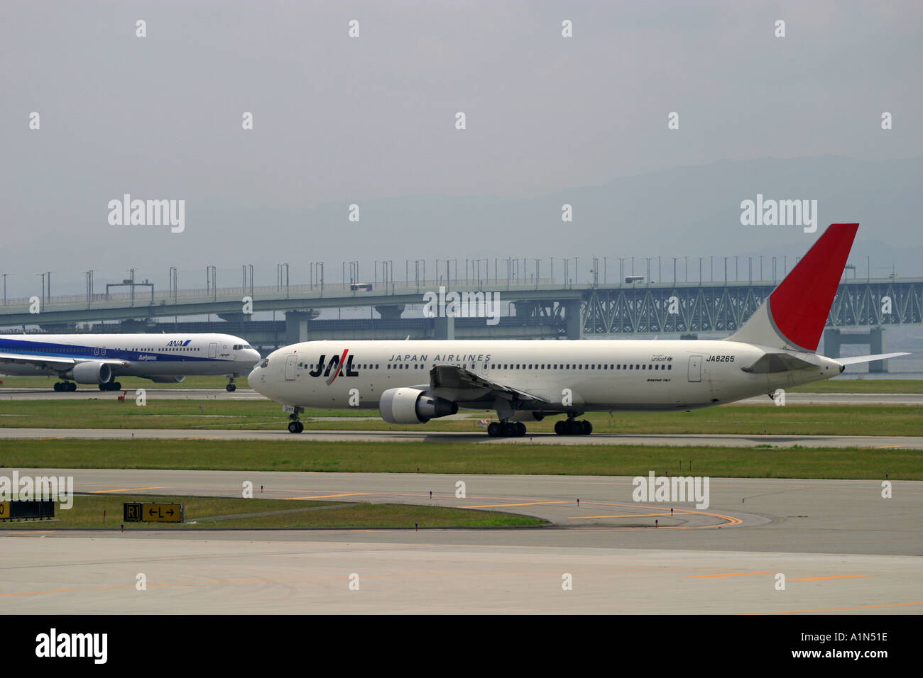 Modern passenger jets hi-res stock photography and images - Alamy