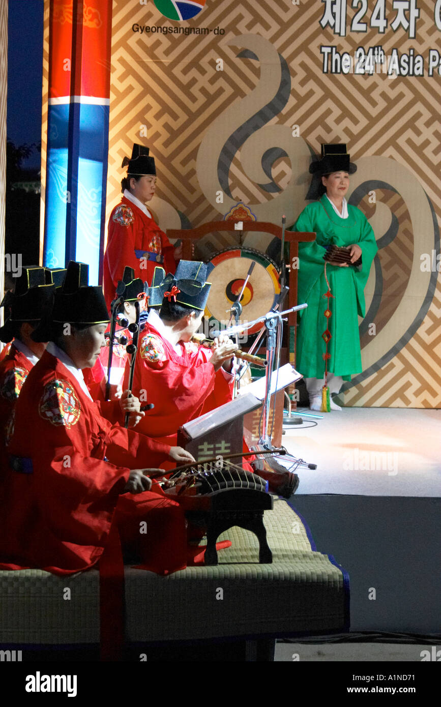 Korean traditional folk music Stock Photo - Alamy