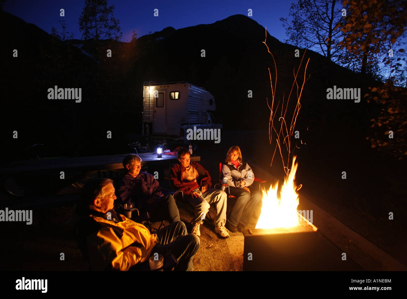 Campers around campfire campfire hi-res stock photography and images ...