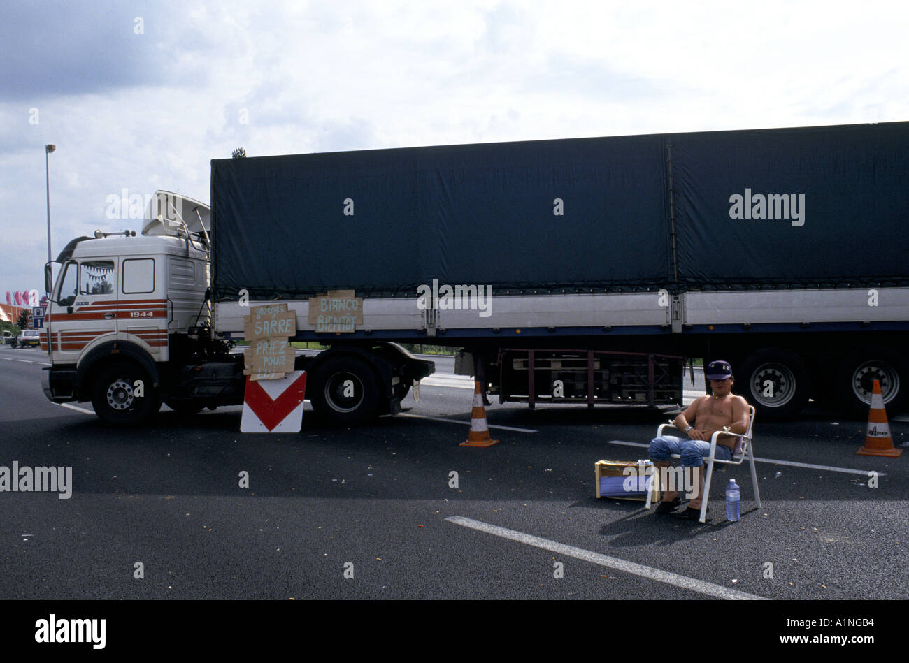 FRENCH LORRY STRIKE NEAR PARIS JUNE 1992 Stock Photo - Alamy