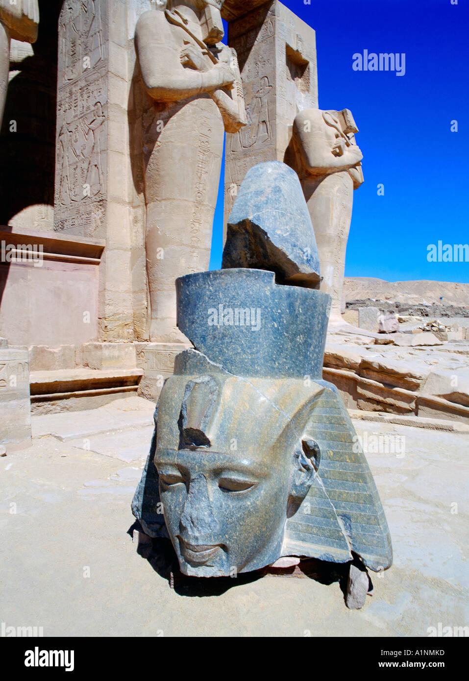 Black granite statue of ramses ii hi-res stock photography and images ...