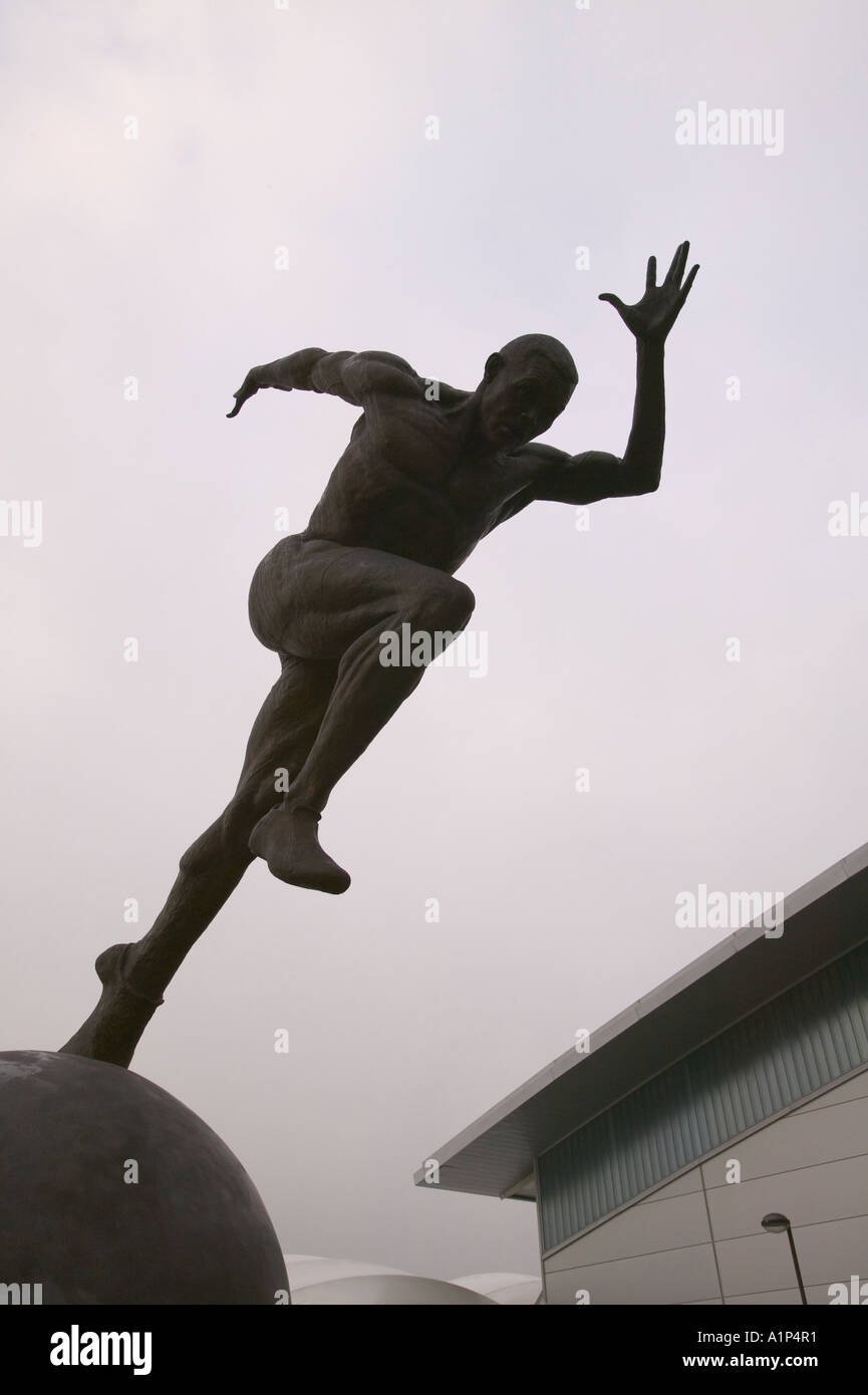 Manchester city running statue hi-res stock photography and images - Alamy