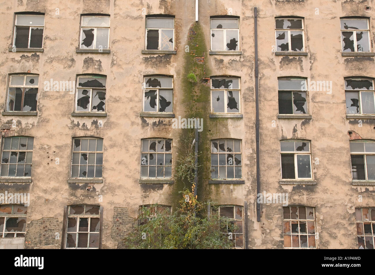 Abandoned cotton mill hi-res stock photography and images - Alamy