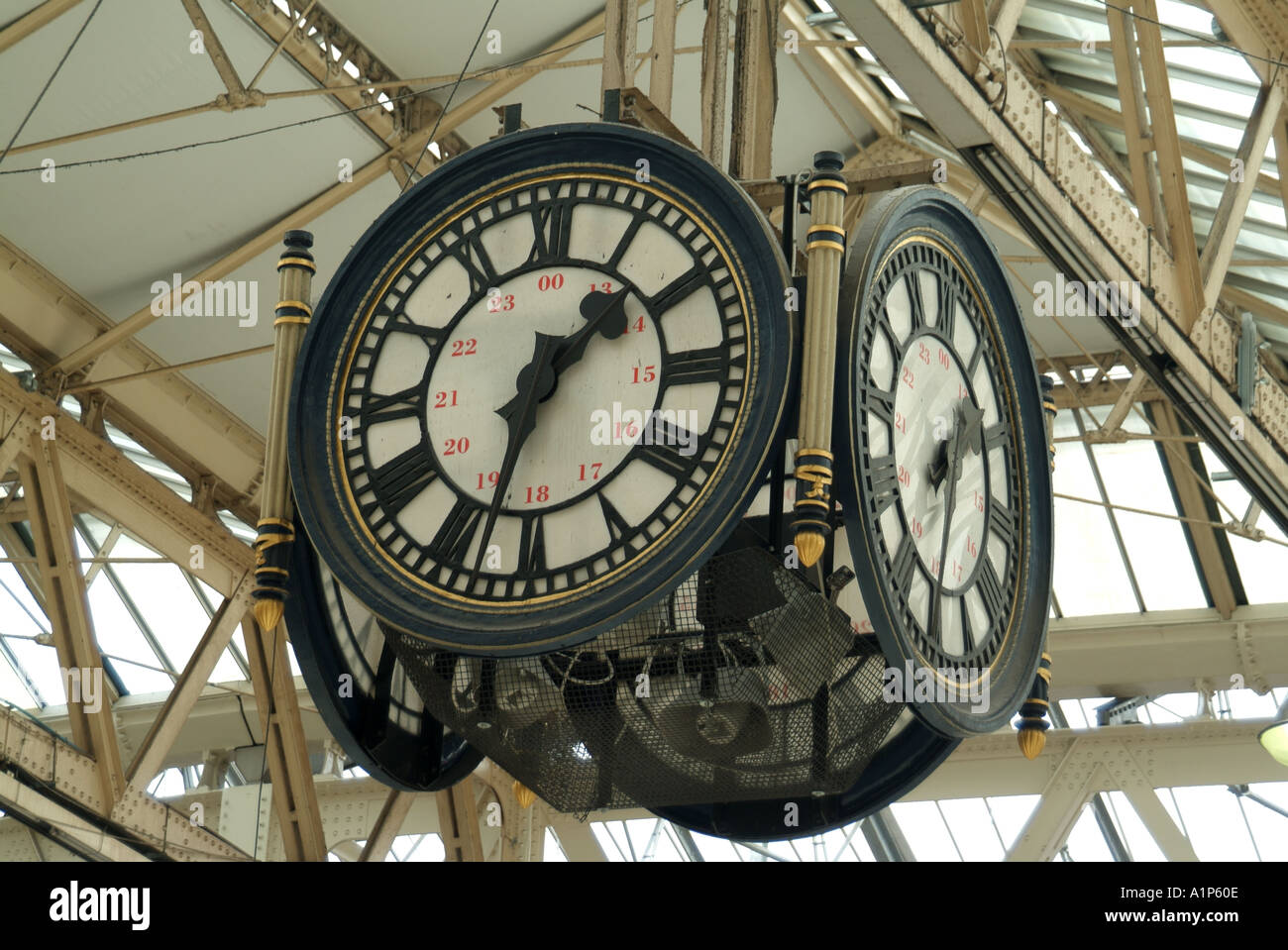 Waterloo station clock hi-res stock photography and images - Alamy