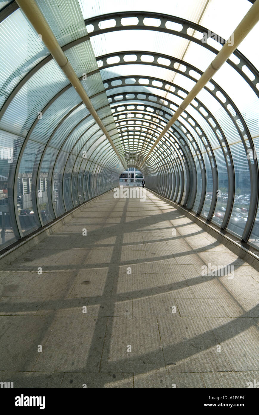 Footbridge crossing railway lines hi-res stock photography and images ...