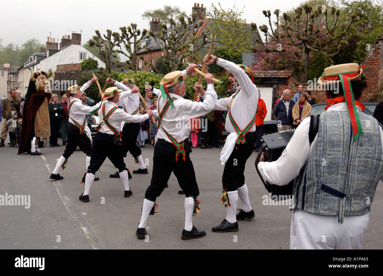 Morris dance in england hi-res stock photography and images - Alamy