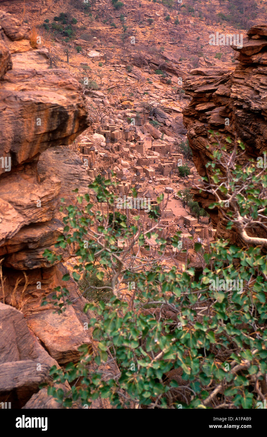 Banani Dogon village camouflaged by the Bandiagara Escarpment cliff ...