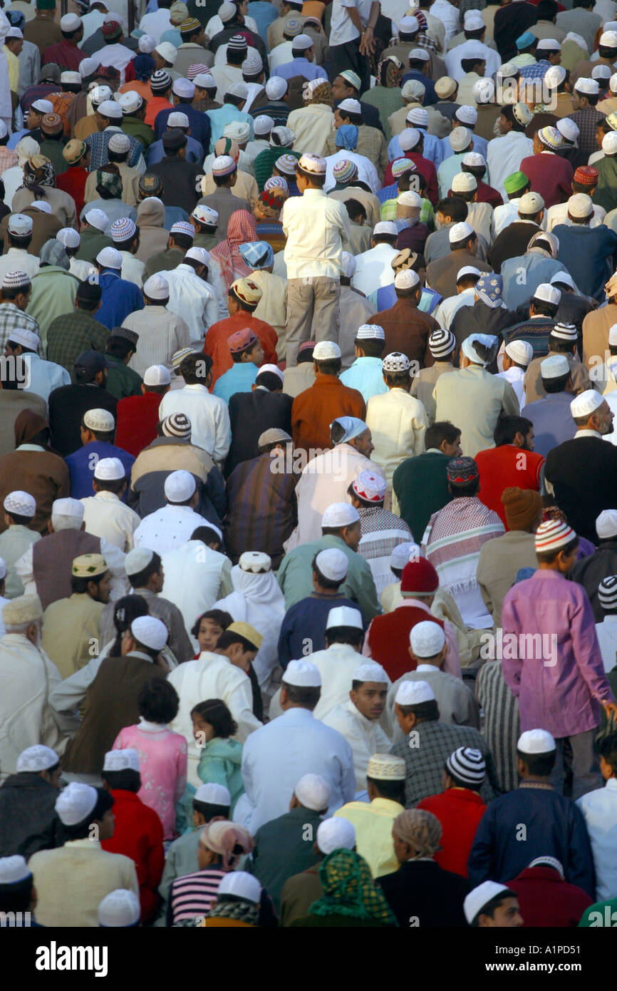 Big crowd muslim in india hi-res stock photography and images - Alamy