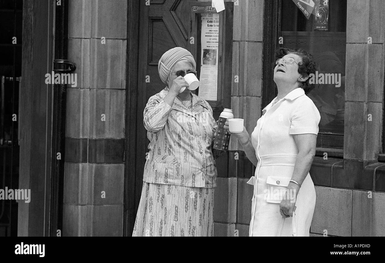 Old ladies chatting hi-res stock photography and images - Alamy