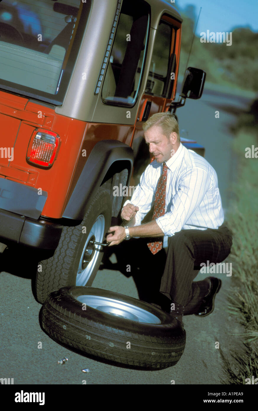 Car Man changing tire Stock Photo - Alamy