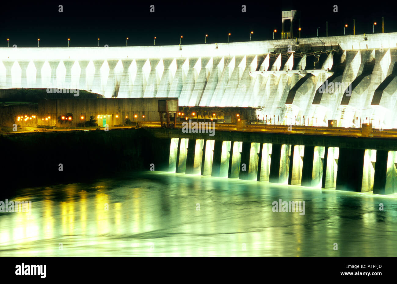 Dam hydroelectric power station itaipu hi-res stock photography and ...