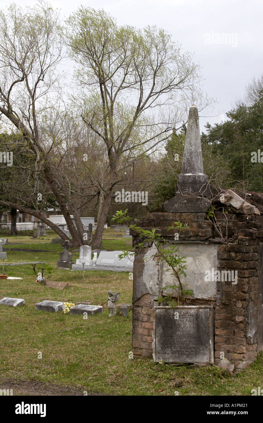Above ground crypt in graveyard Stock Photo - Alamy