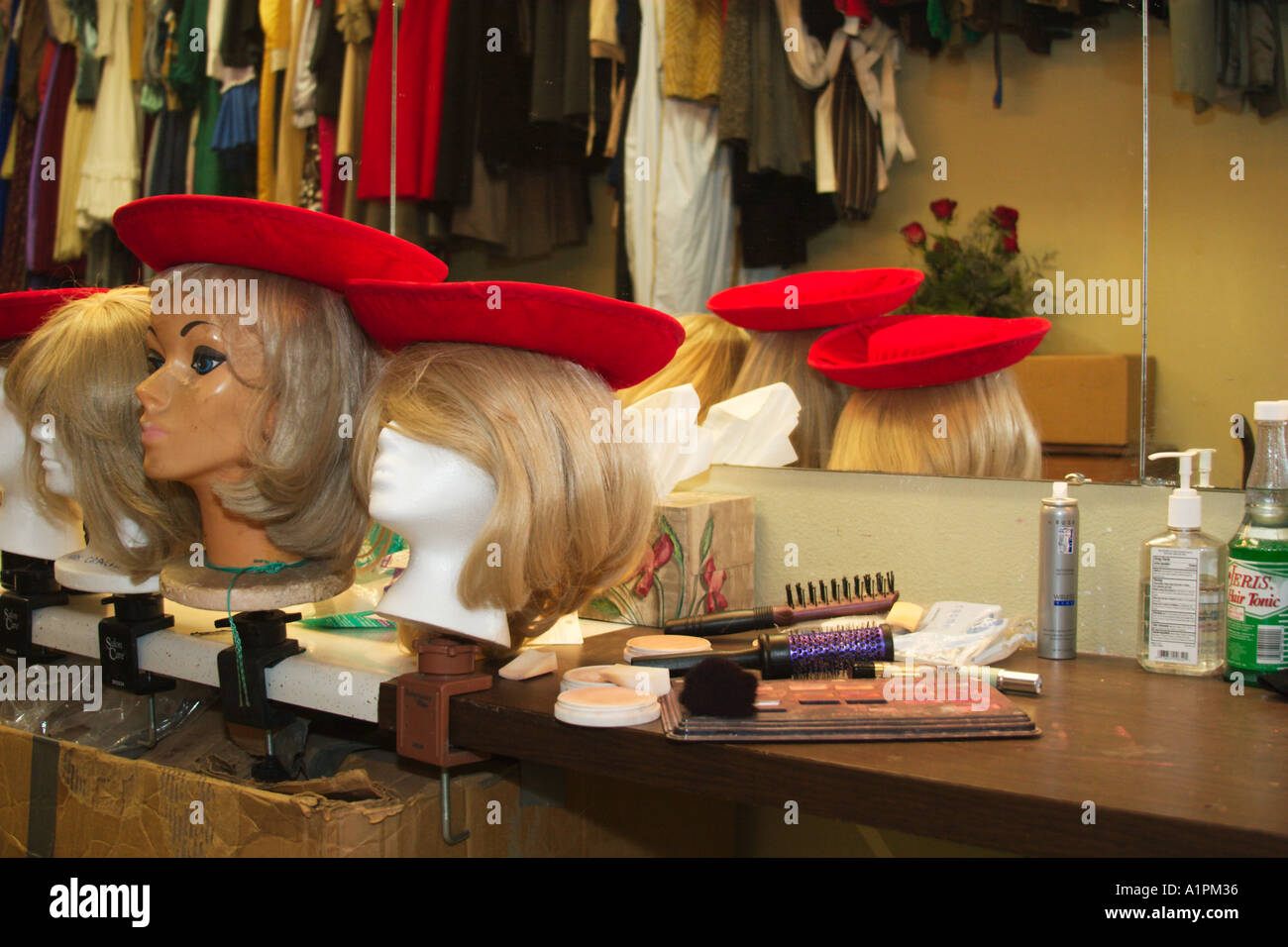 Theatre dressing room lights mirror hi-res stock photography and images ...