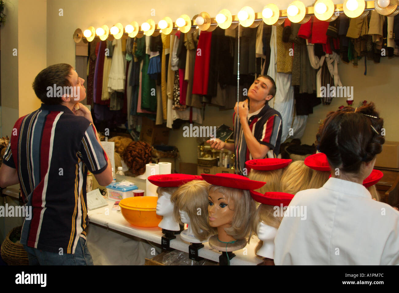 Teen actors stage hi-res stock photography and images - Alamy