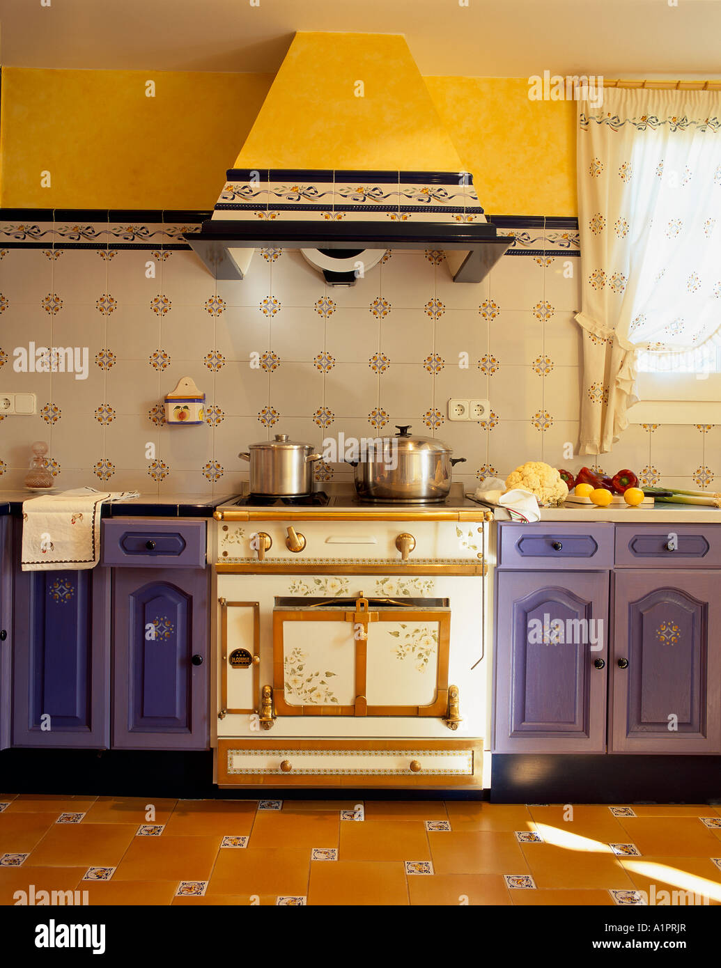 View of a cooking stove in an elegant kitchen Stock Photo - Alamy