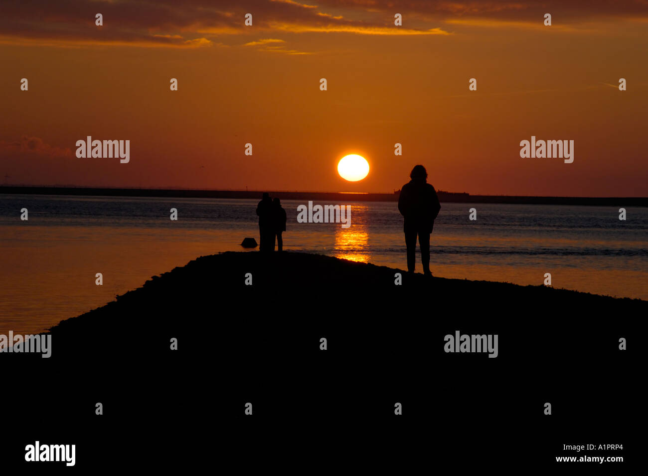 Set family silhouetted hi-res stock photography and images - Alamy