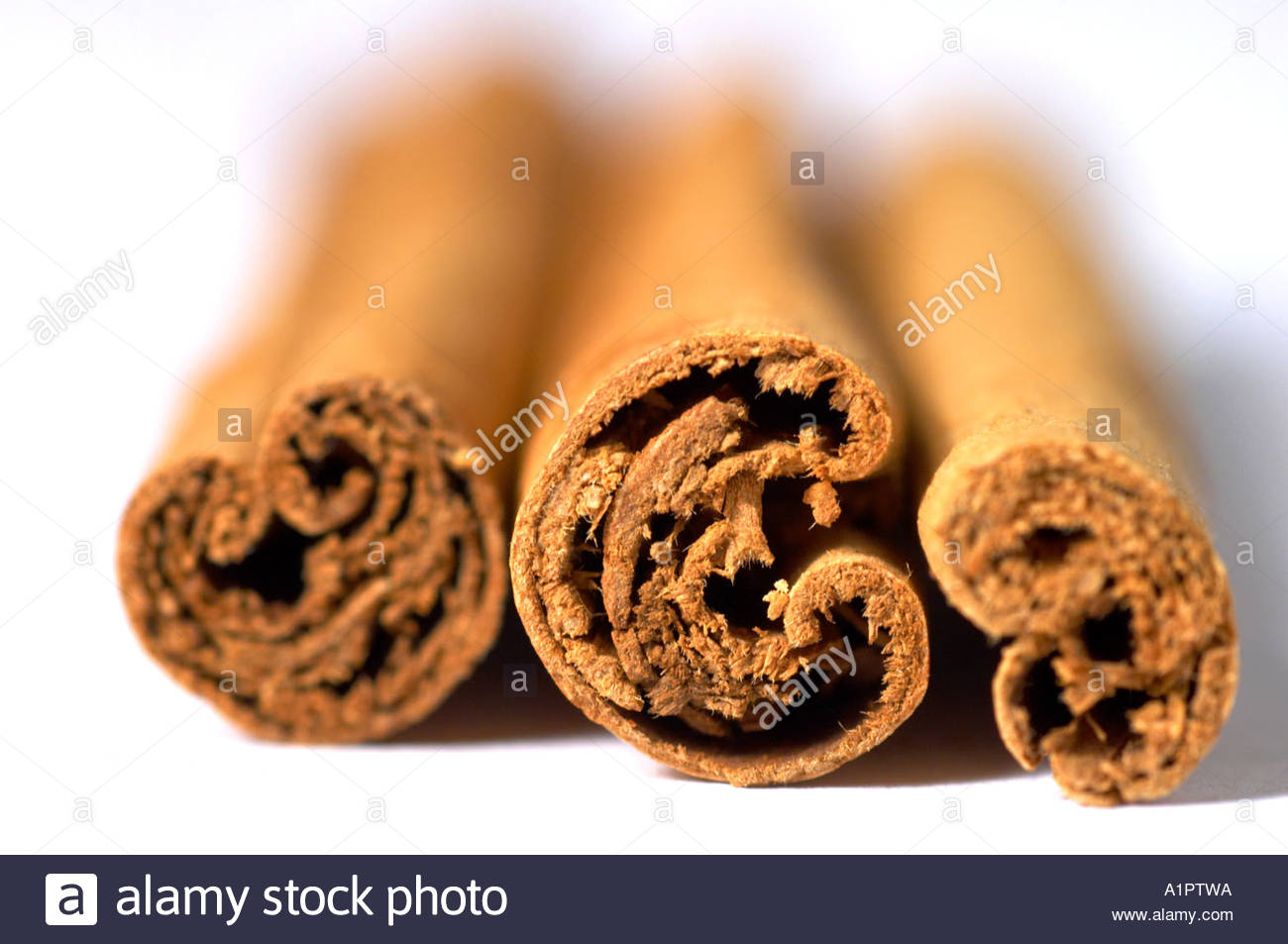 Whole dried cinamon sticks hi-res stock photography and images - Alamy