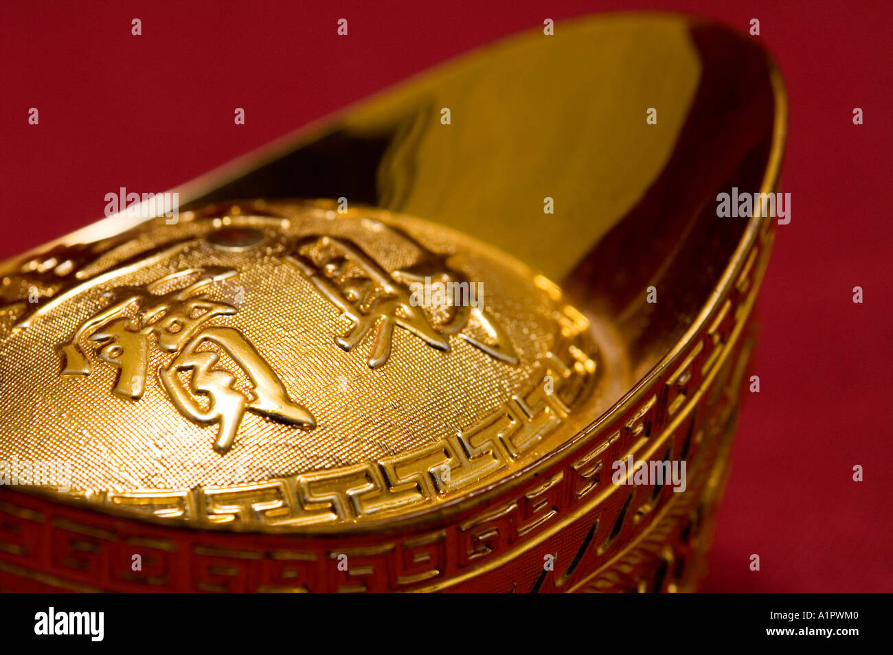 Traditional Chinese gold ingot Stock Photo - Alamy
