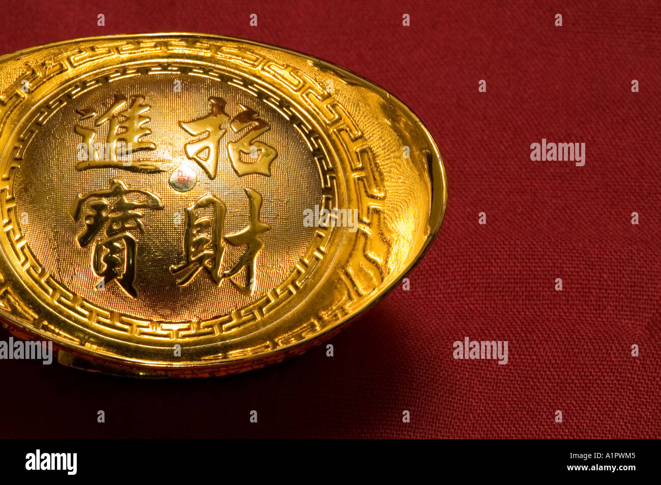 Traditional Chinese gold ingot Stock Photo - Alamy