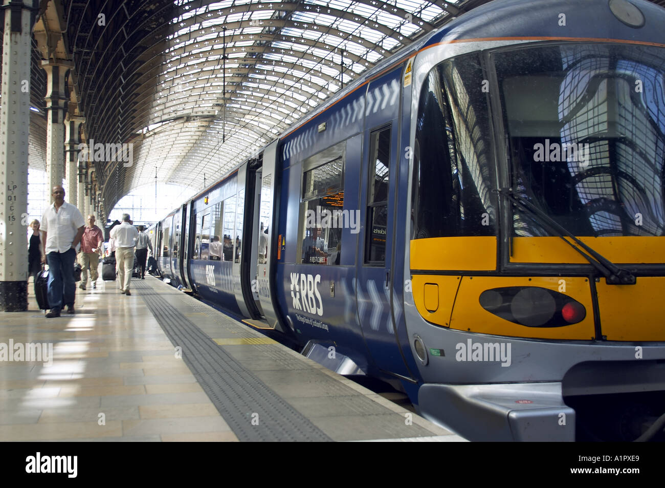 Paddington station platform hi-res stock photography and images - Alamy