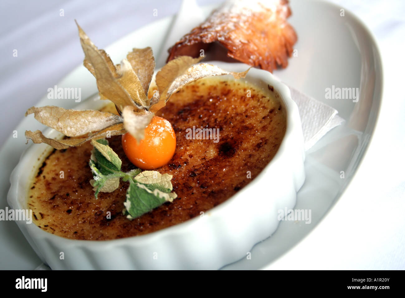 Creme brulee caramelized sugar garnish hi-res stock photography and ...