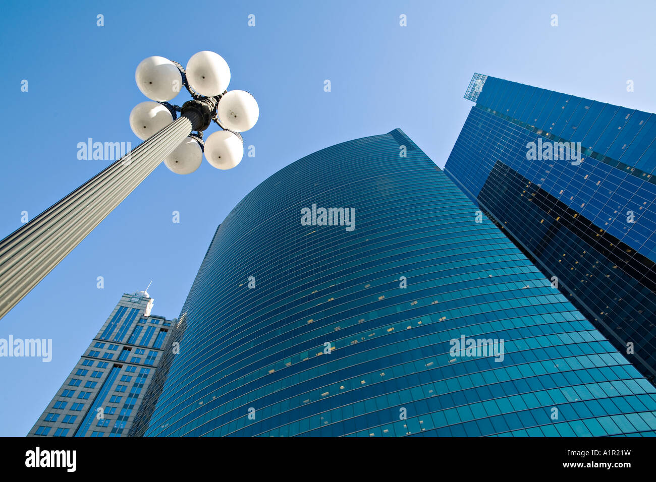 ILLINOIS Chicago 333 Wacker Drive curved glass building viewed from ...