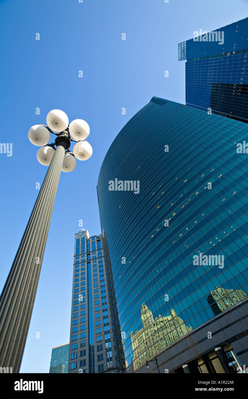 ILLINOIS Chicago 333 Wacker Drive curved glass building viewed from ...