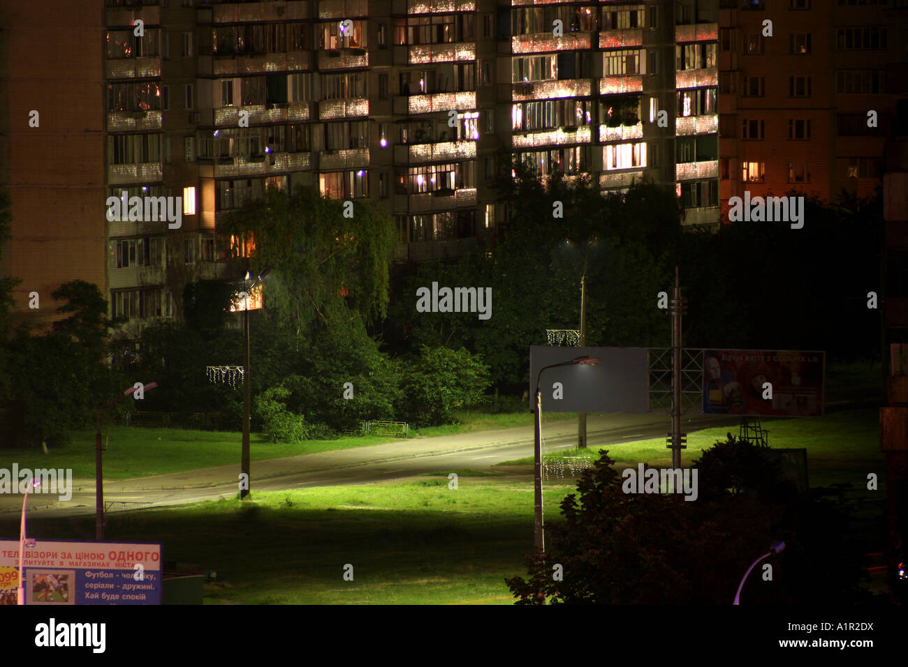 City street surrounded buildings hi-res stock photography and images ...