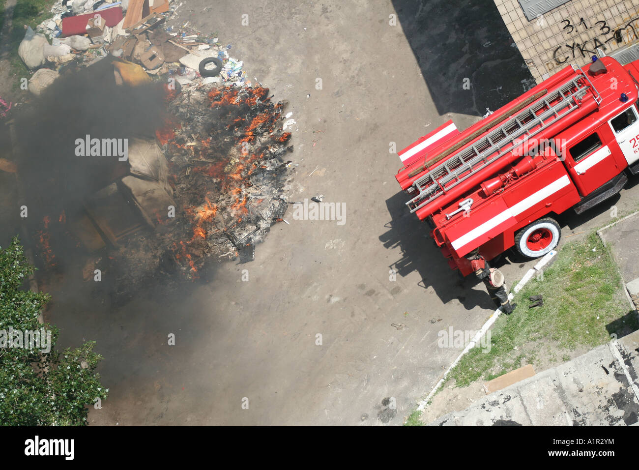 Firefighter on scene structure fire hi-res stock photography and images ...