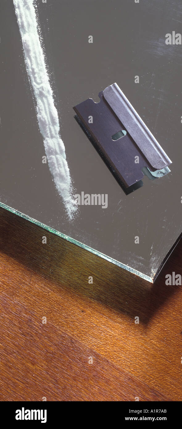 Cocaine With Razor Blade Stock Photo - Alamy