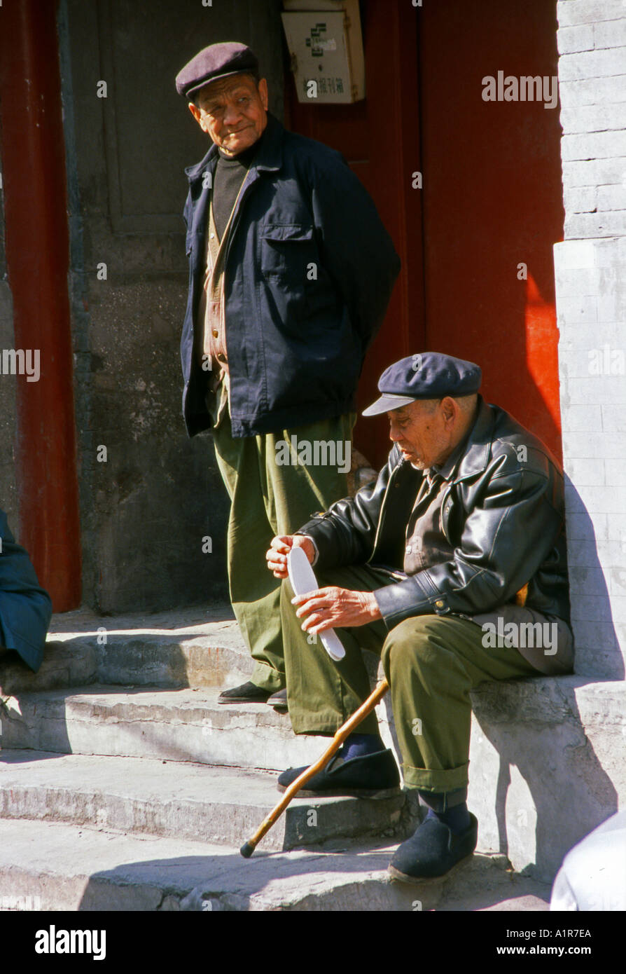 Chinese man traditional hat sitting street hi-res stock photography and ...