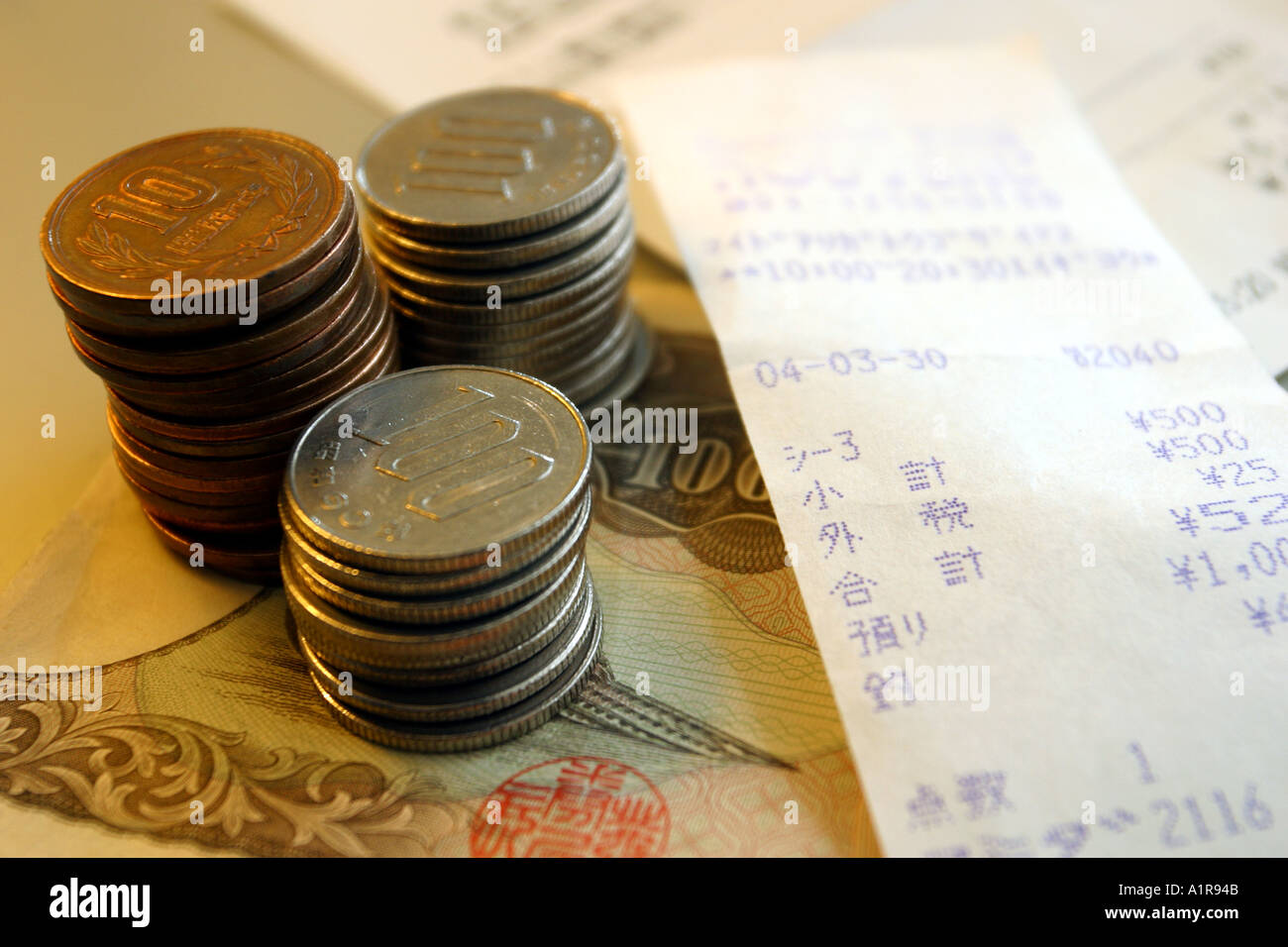 Japanese yen notes and coins hi-res stock photography and images - Alamy