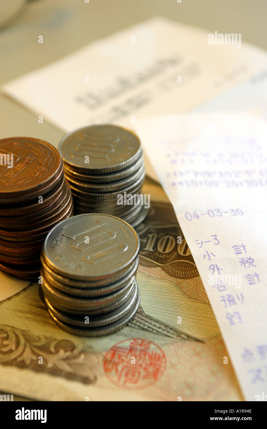 Japanese coins on dollar notes blurred Stock Photo - Alamy