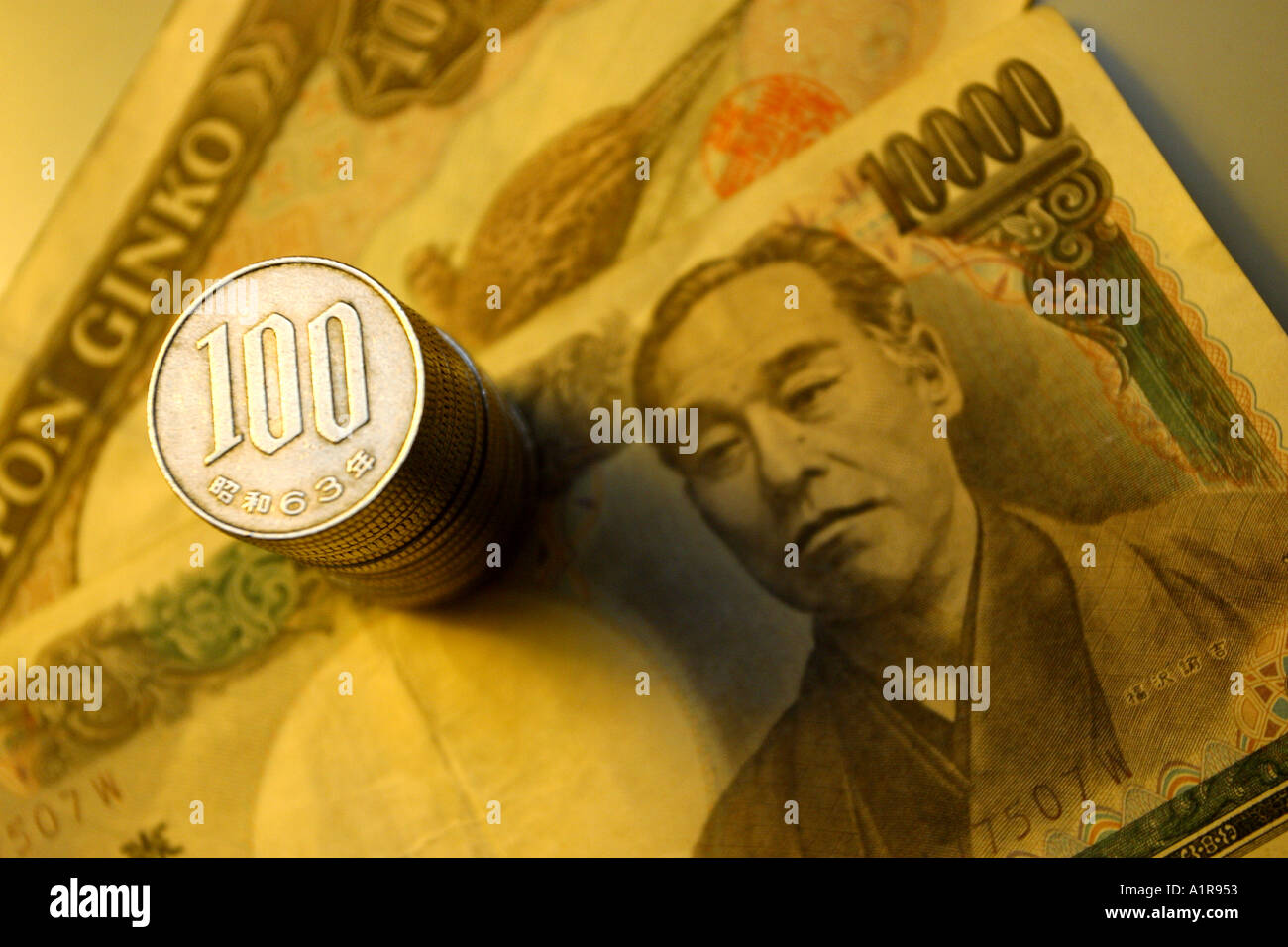 Yen and dollars bank notes hi-res stock photography and images - Alamy