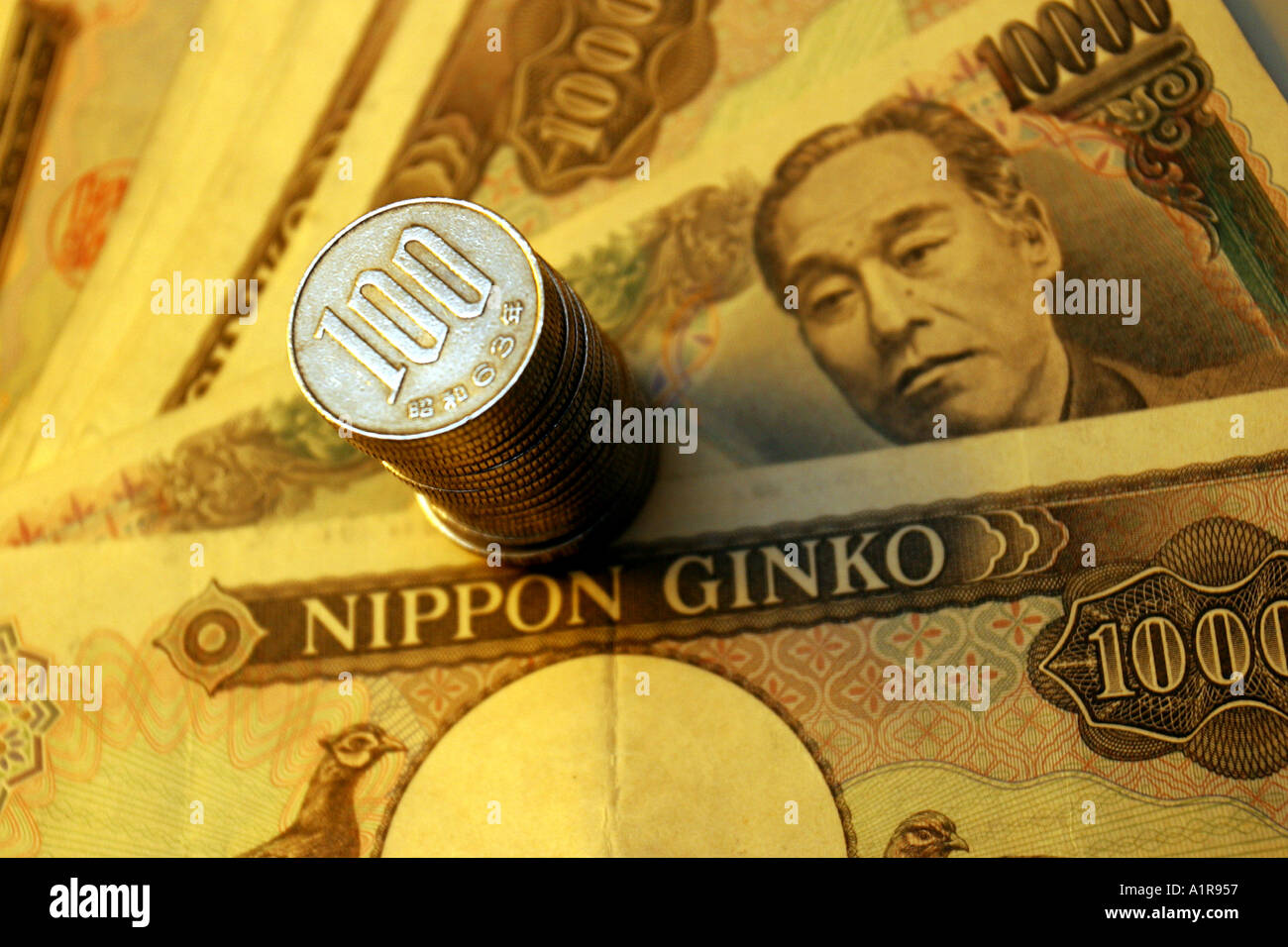 Yen and dollars bank notes hi-res stock photography and images - Alamy