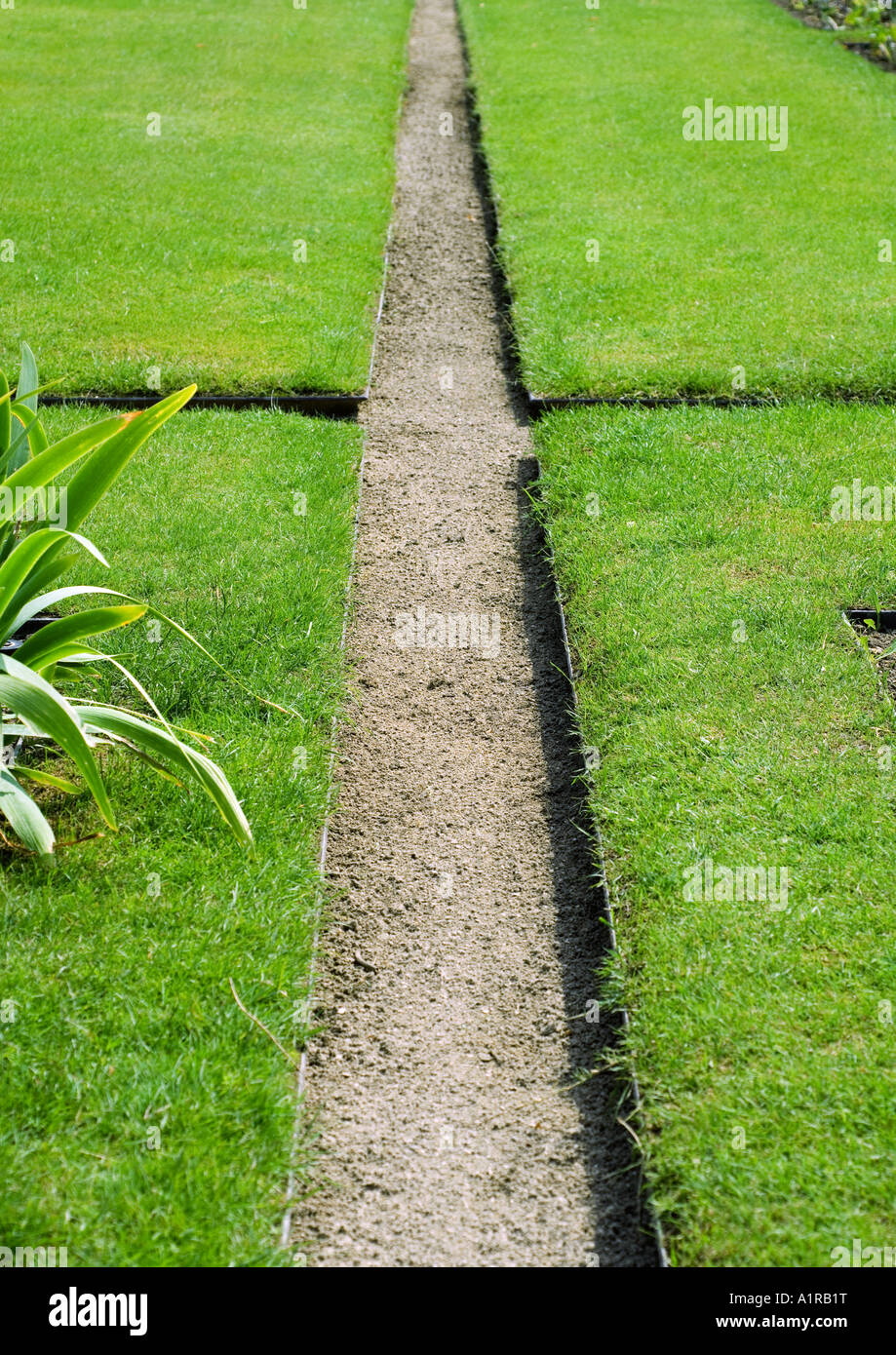 Pathway through borders hi-res stock photography and images - Alamy