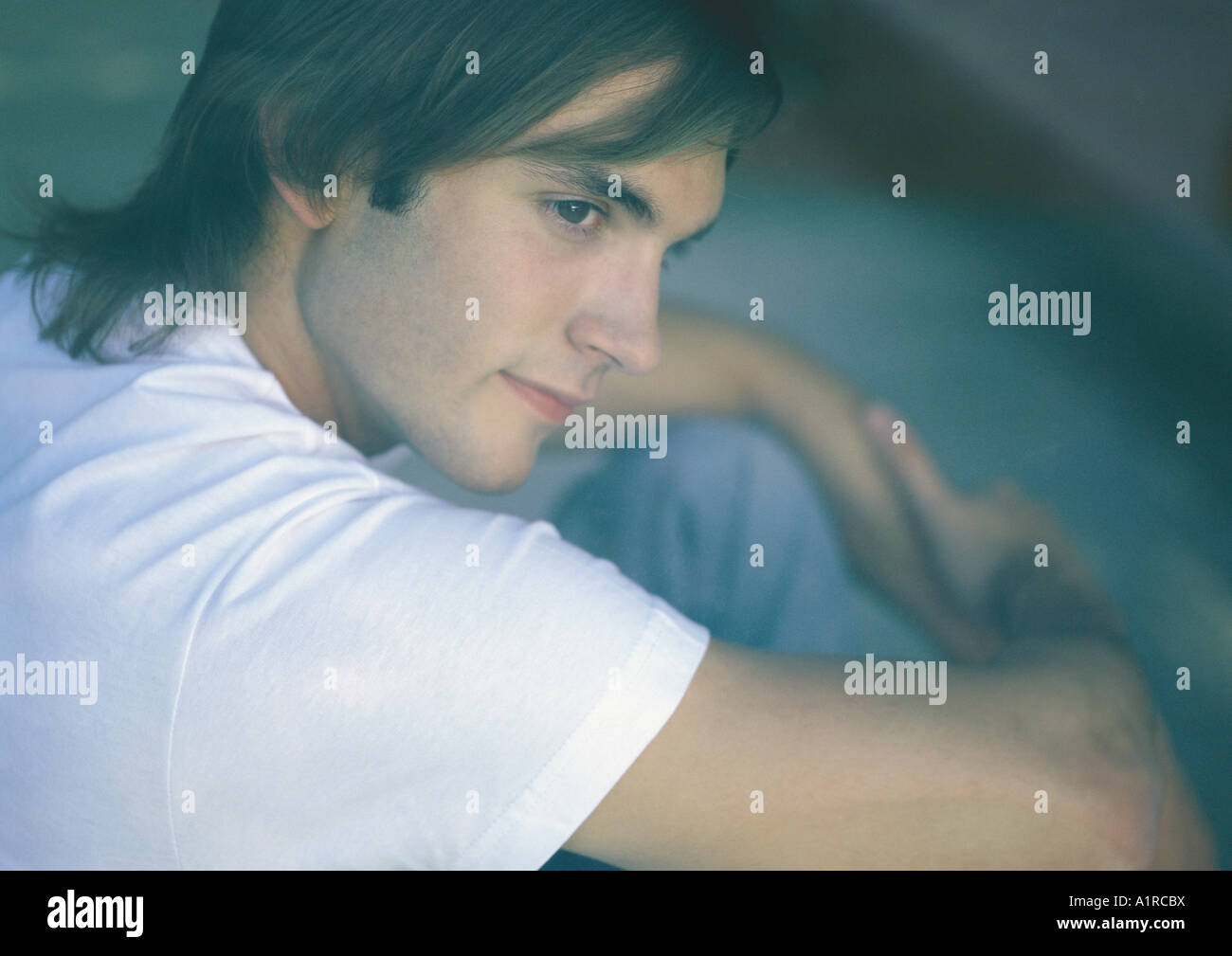Man looking over shoulder, smiling Stock Photo - Alamy