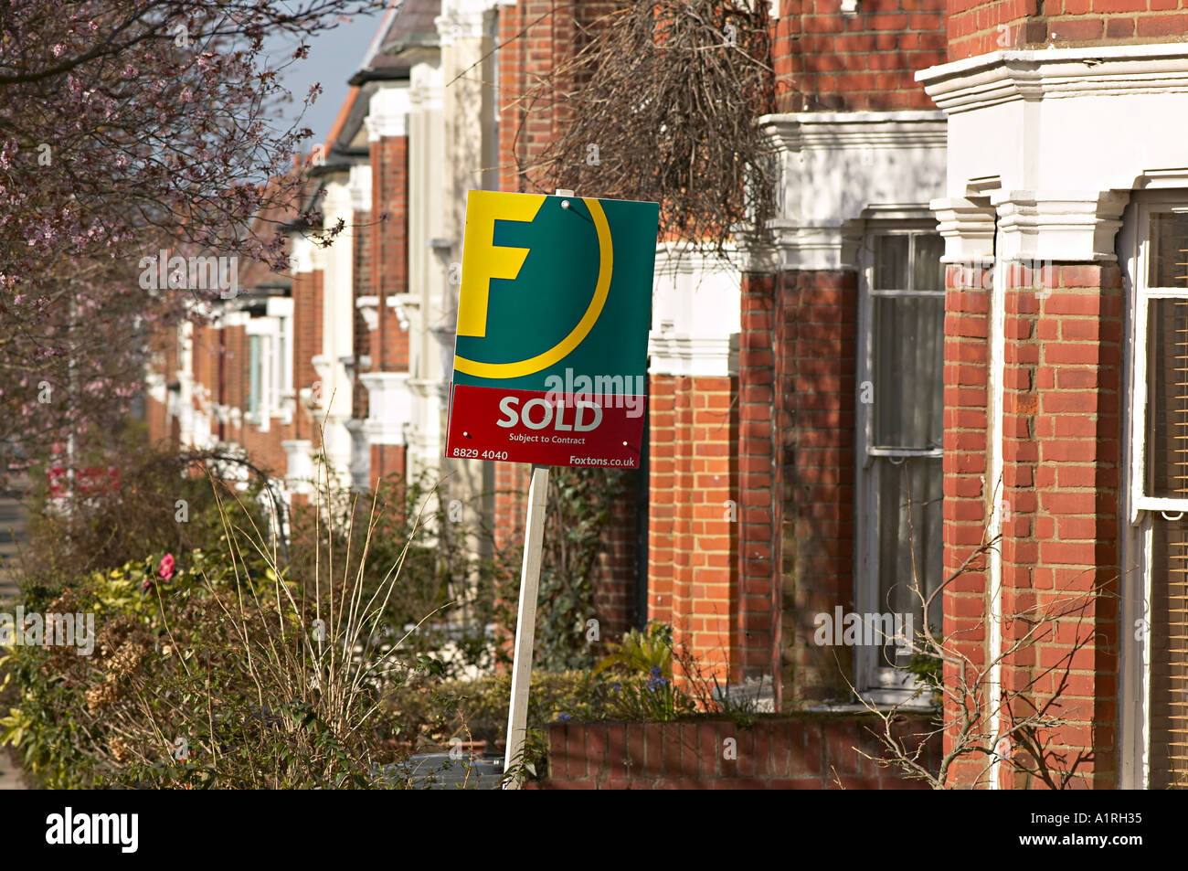 Estate agent advertising boards hi-res stock photography and images - Alamy